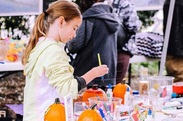 How to Raise Non-Materialistic Children in Today’s World