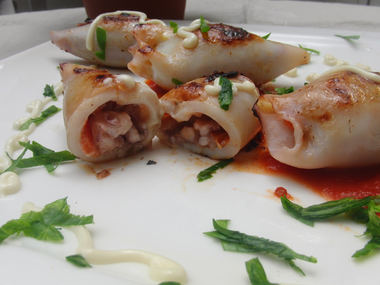 Avec Plaisir: Chipirones a la plancha rellenos de jamón con salsa alioli.