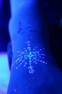 Tattoo Company: Tatuagem com tinta fluorescente (+20 Fotos)