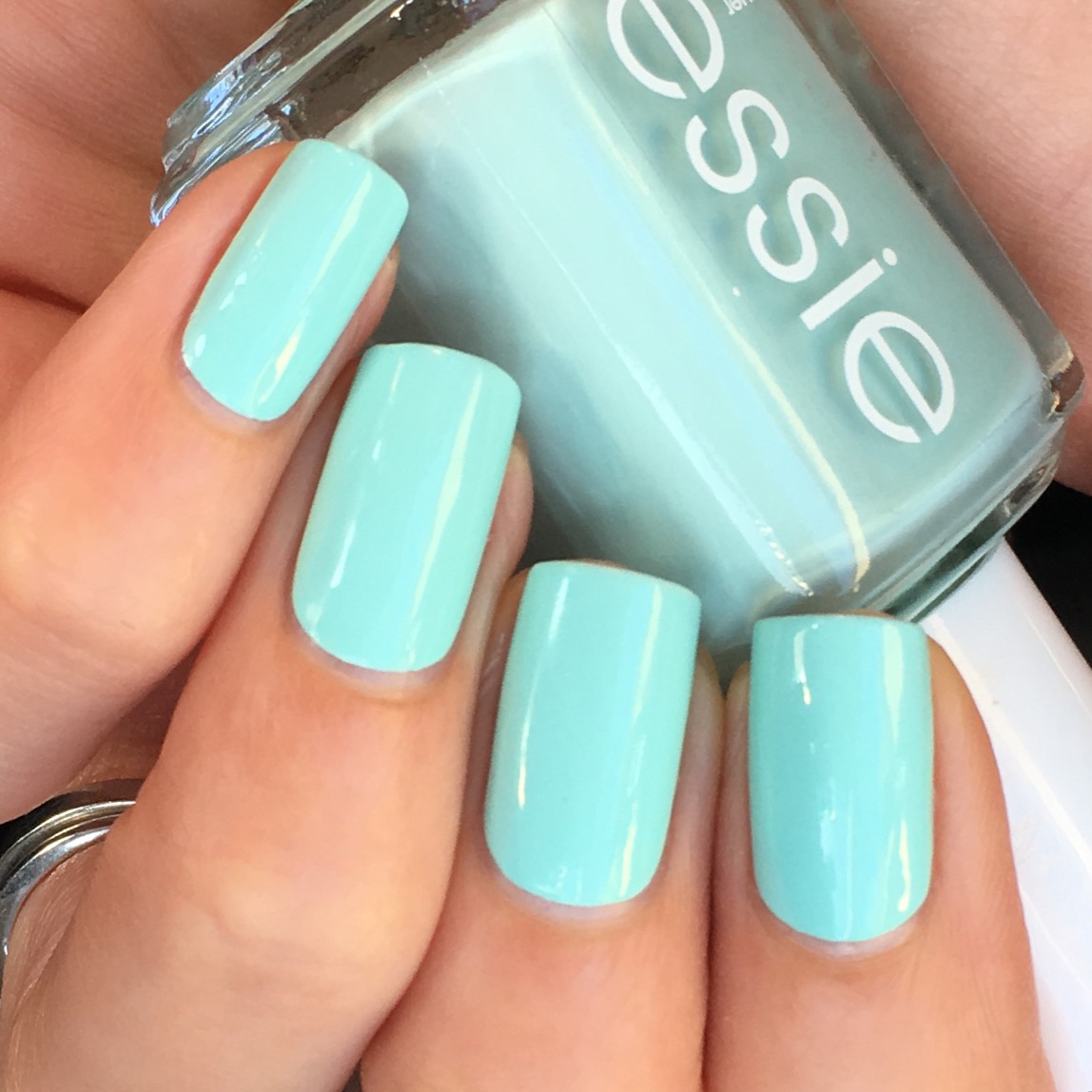 lovefreshpaint: Essie Mint Candy Apple vs. Blossom Dandy