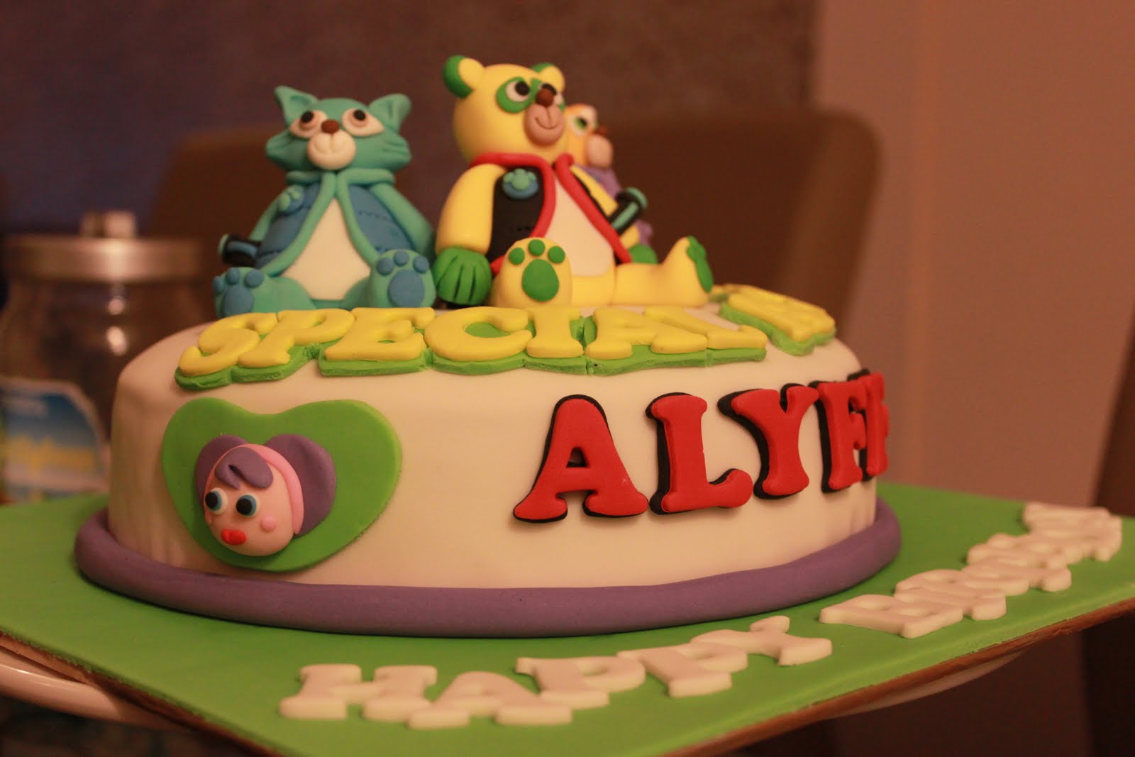 CoMeLiCiOuS: Special Agent Oso cake