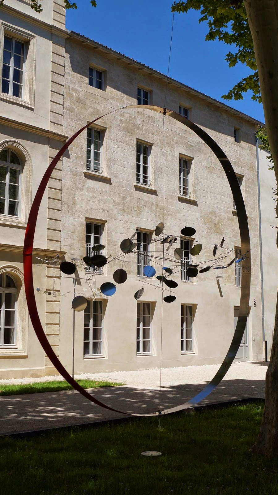 Jacques Salles: grand sémaphore dans son cercle rouge - Cour de l ...