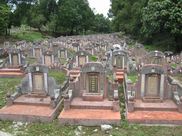 cavingliz non-cave albums: KL Kwong Tong cemetery