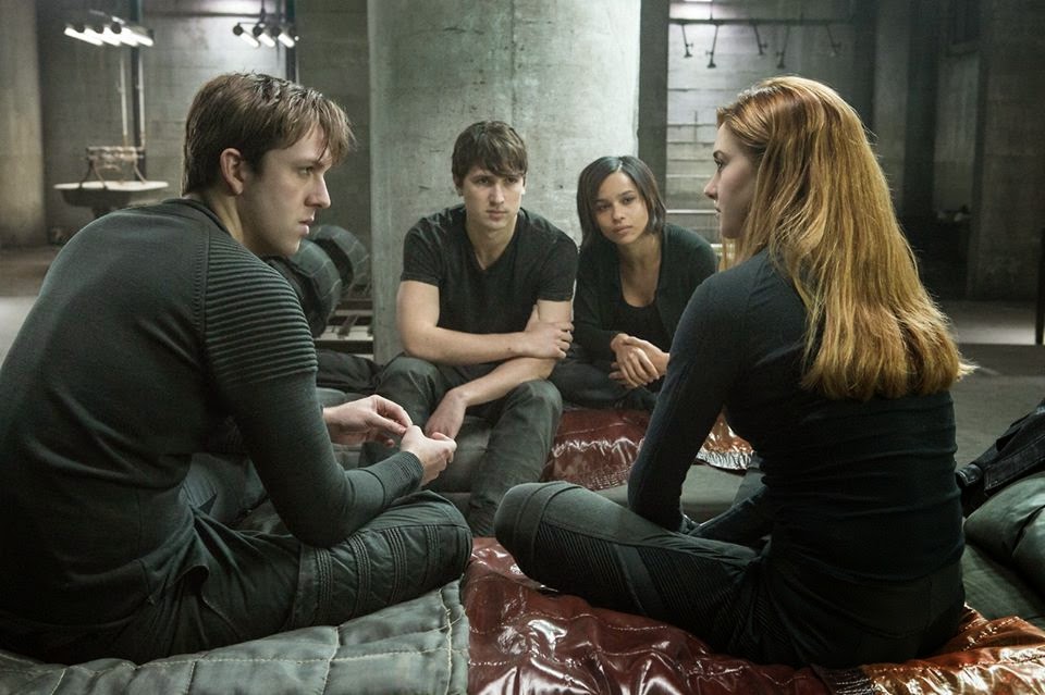 Renkli Kitap Dünyam: Kitap yorumum: Uyumsuz Serisi; UYUMSUZ -Veronica Roth