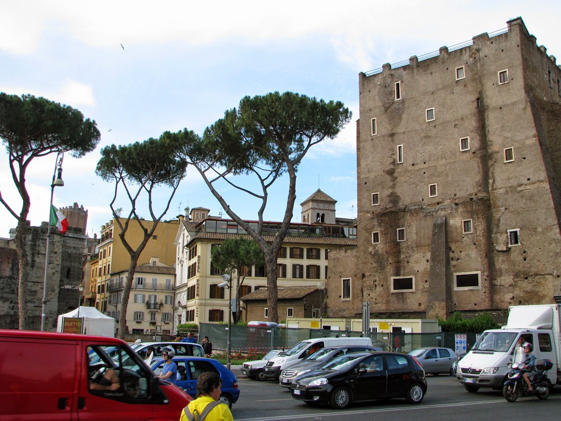 The Bell Curve of Life: Rome: Via Cavour
