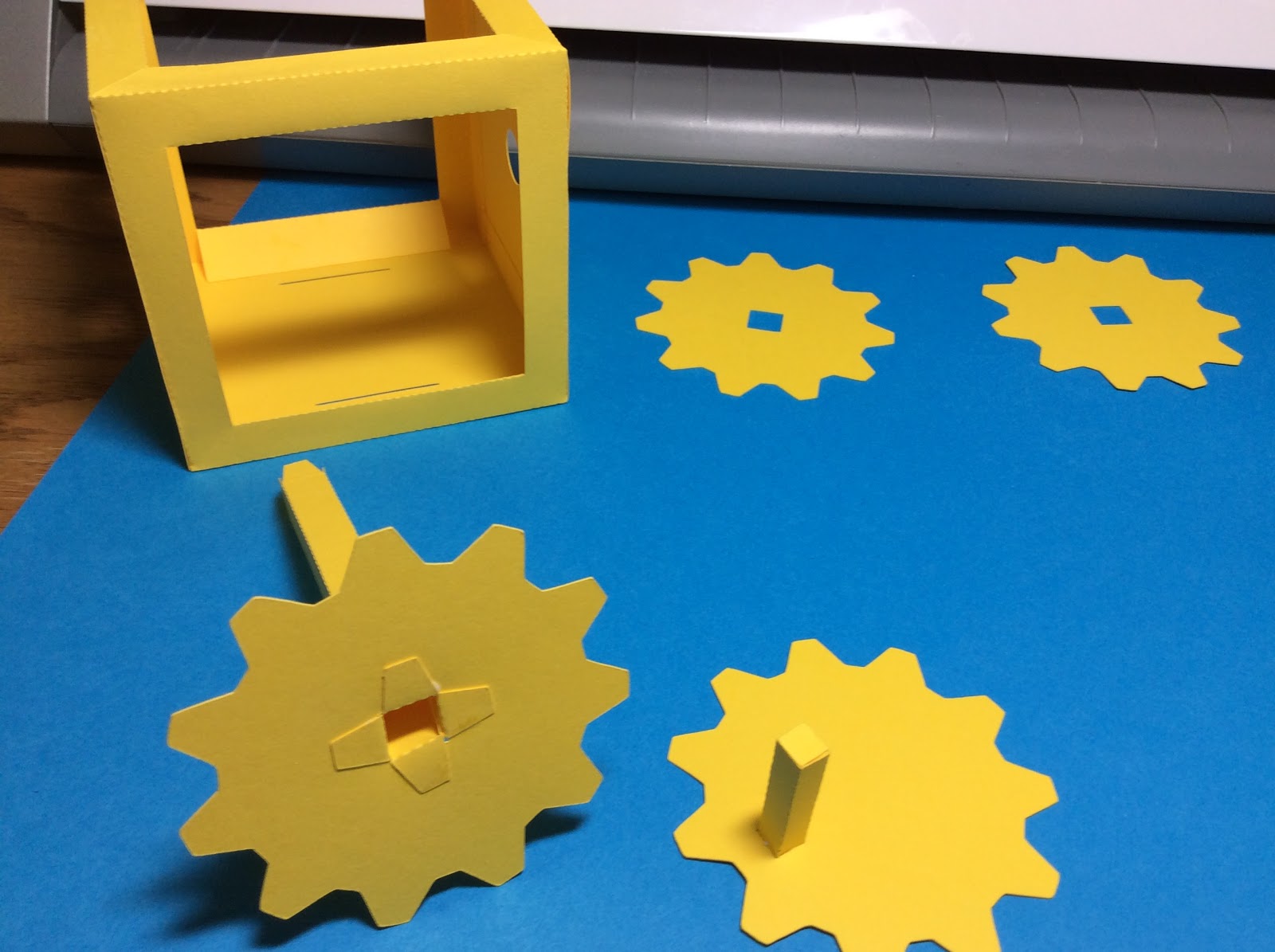Papercrafts and other fun things: Square Gear Box
