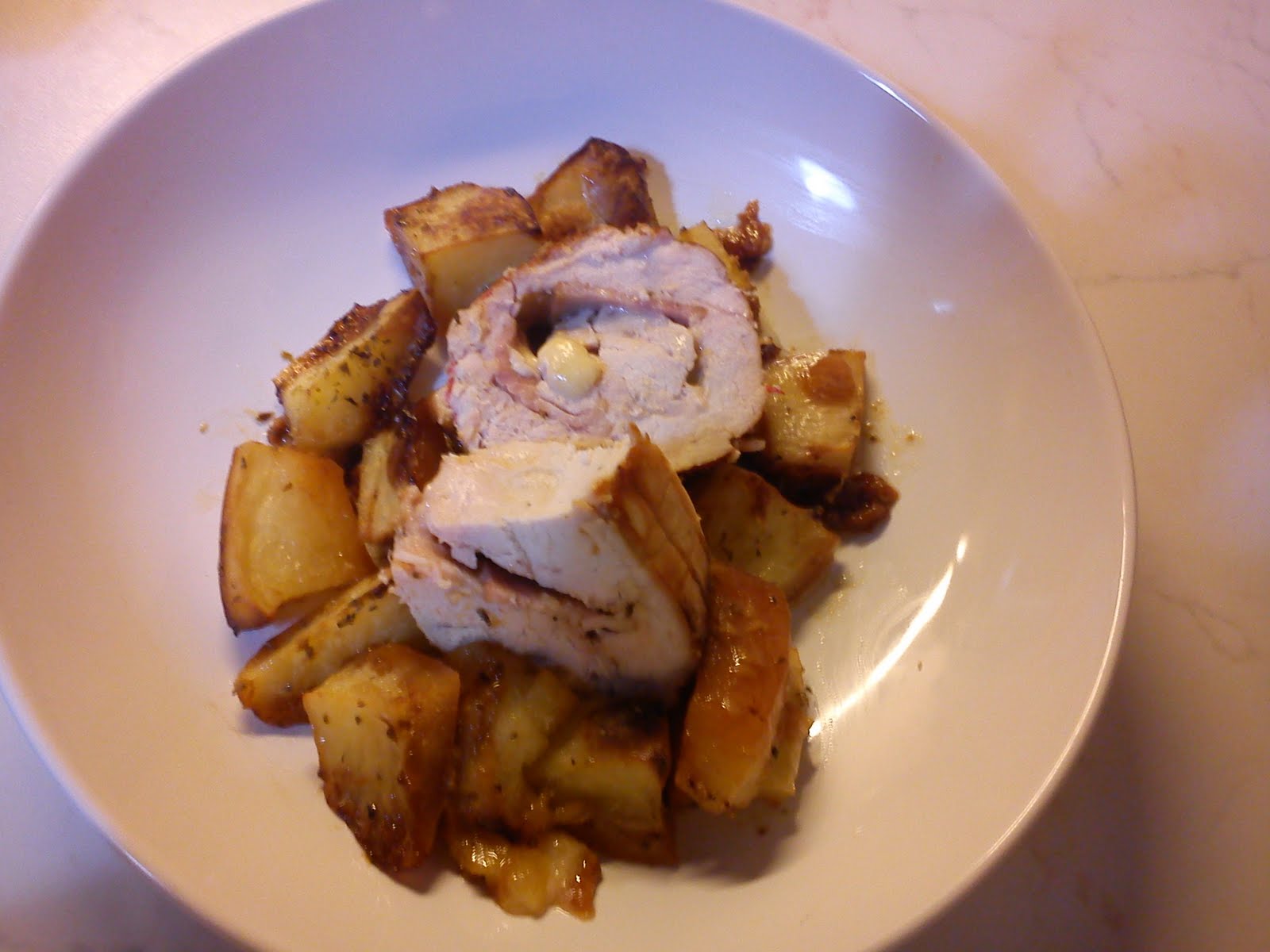 Cook Creations....!: Γλυκό ρολό κοτόπουλο με πατάτες...