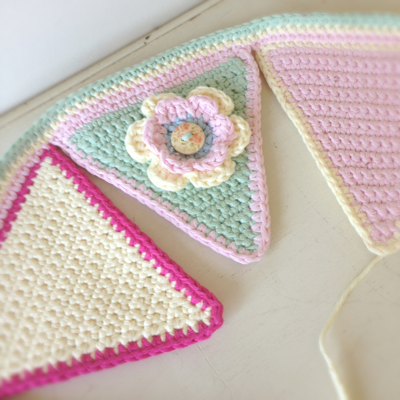 A World of Imagination: Summery Crochet Bunting..........