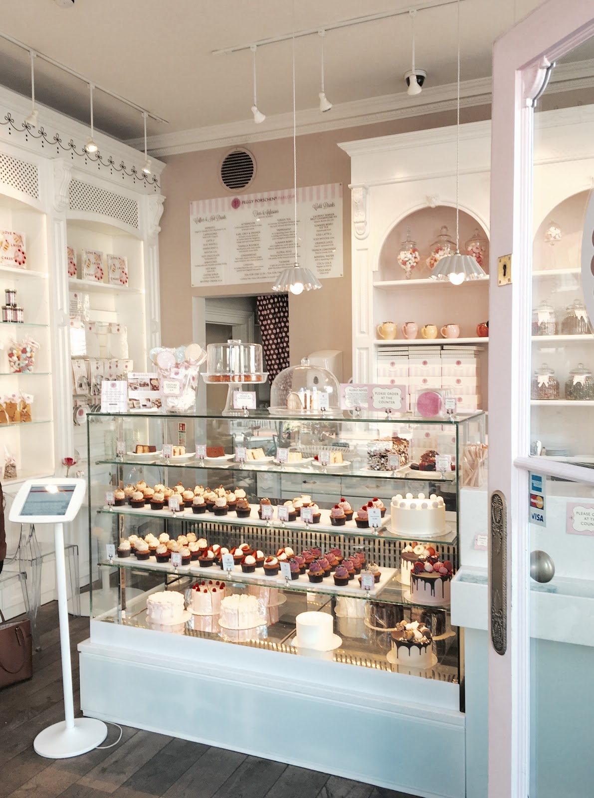 Mein Besuch Bei Peggy Porschen In London Kessy Bona Cake Shop Interior Cake Shop Design mein-besuch-bei-peggy-porschen-in-london-kessy-bona-cake-shop-interior-cake-shop-design