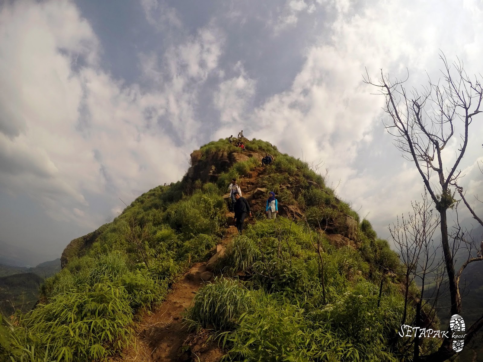 SETAPAK KECIL: Gunung Batu