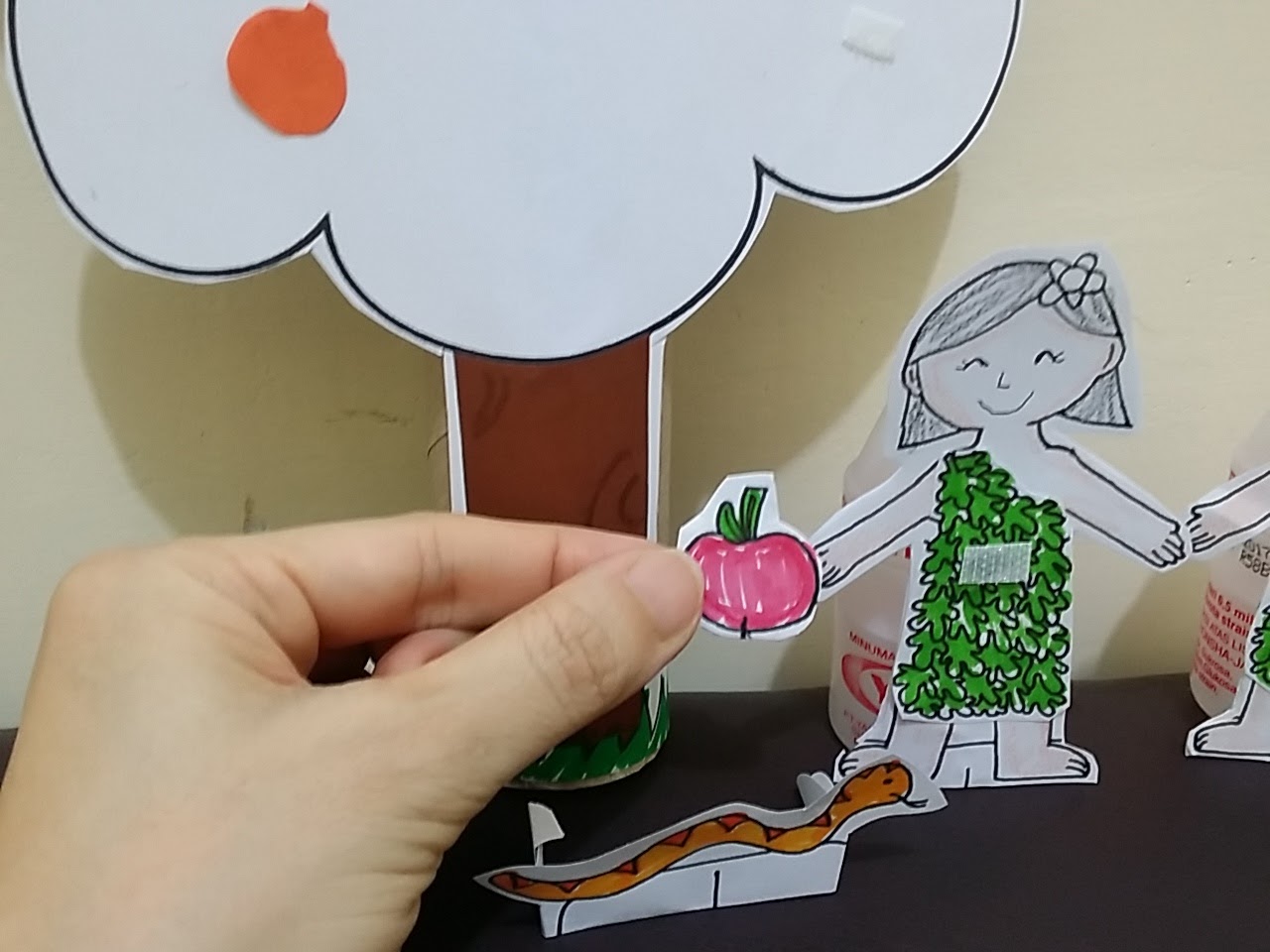 Membuat Alat Peraga- Adam dan Hawa jaruh ke dlm dosa.