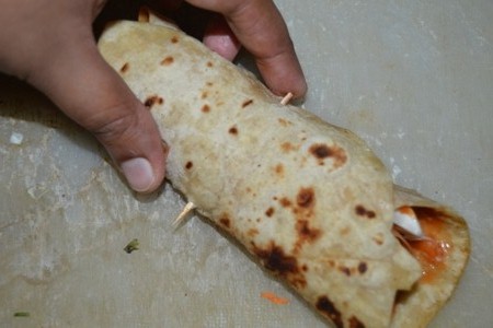Vaniensamayalarai: Veg Frankie / Mixed Vegetable Mixture Wrapped In Roti