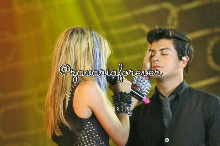 Lovers Lua Blanco: Fotos: RebeldeS chegando em Volta Redonda e momentos do show, ontem (21).