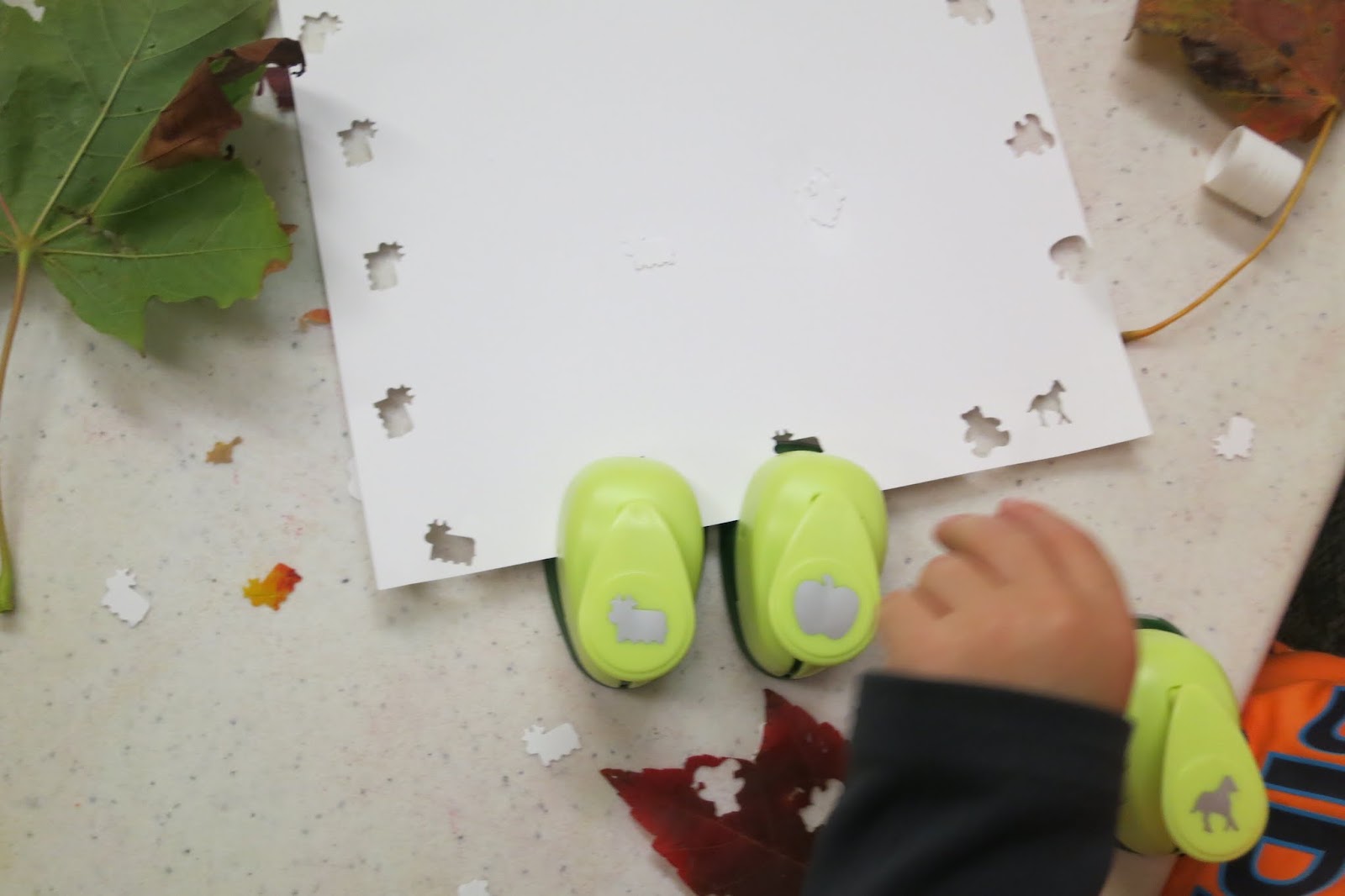 Toddler Art Class: Leaf Punching : library makers