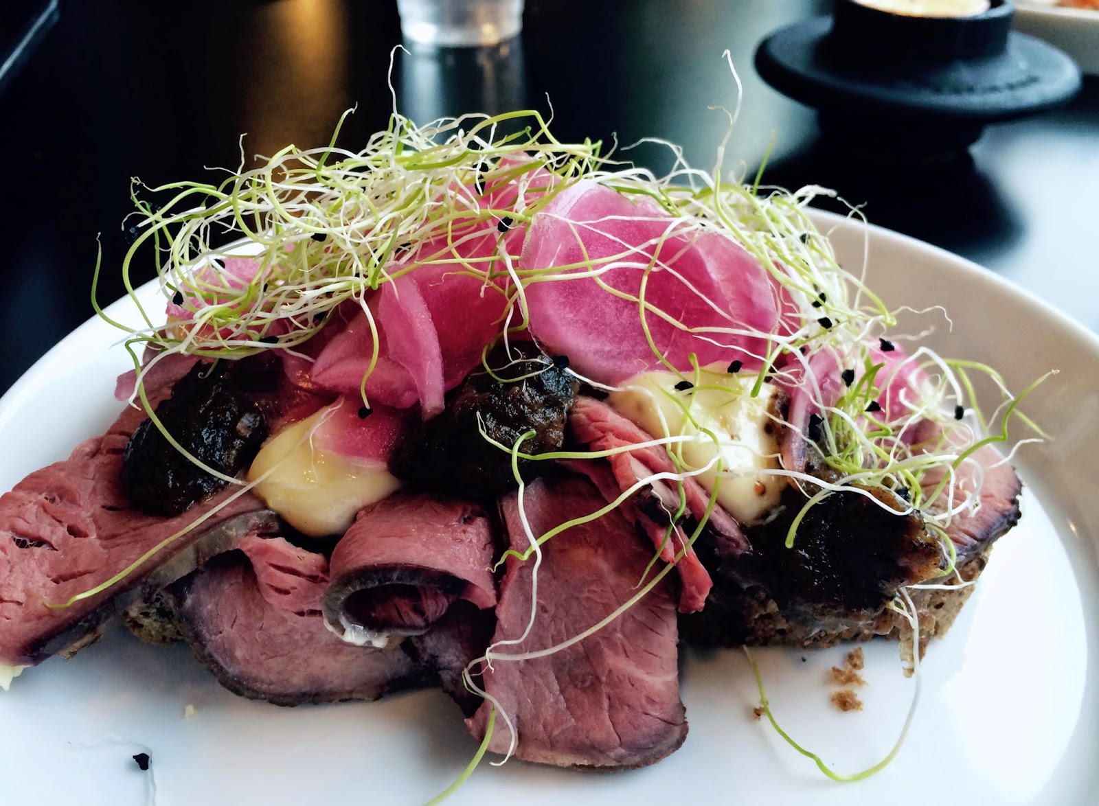 Elsas Skafferi: Rostbiff med lökkompott och rädisor