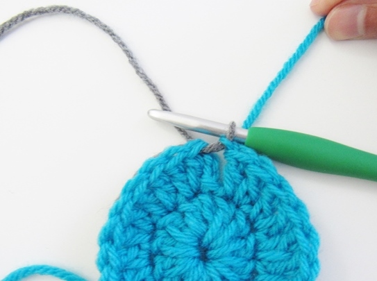How to Seamlessly Change Colors When Crocheting in The Round - Crochet ...