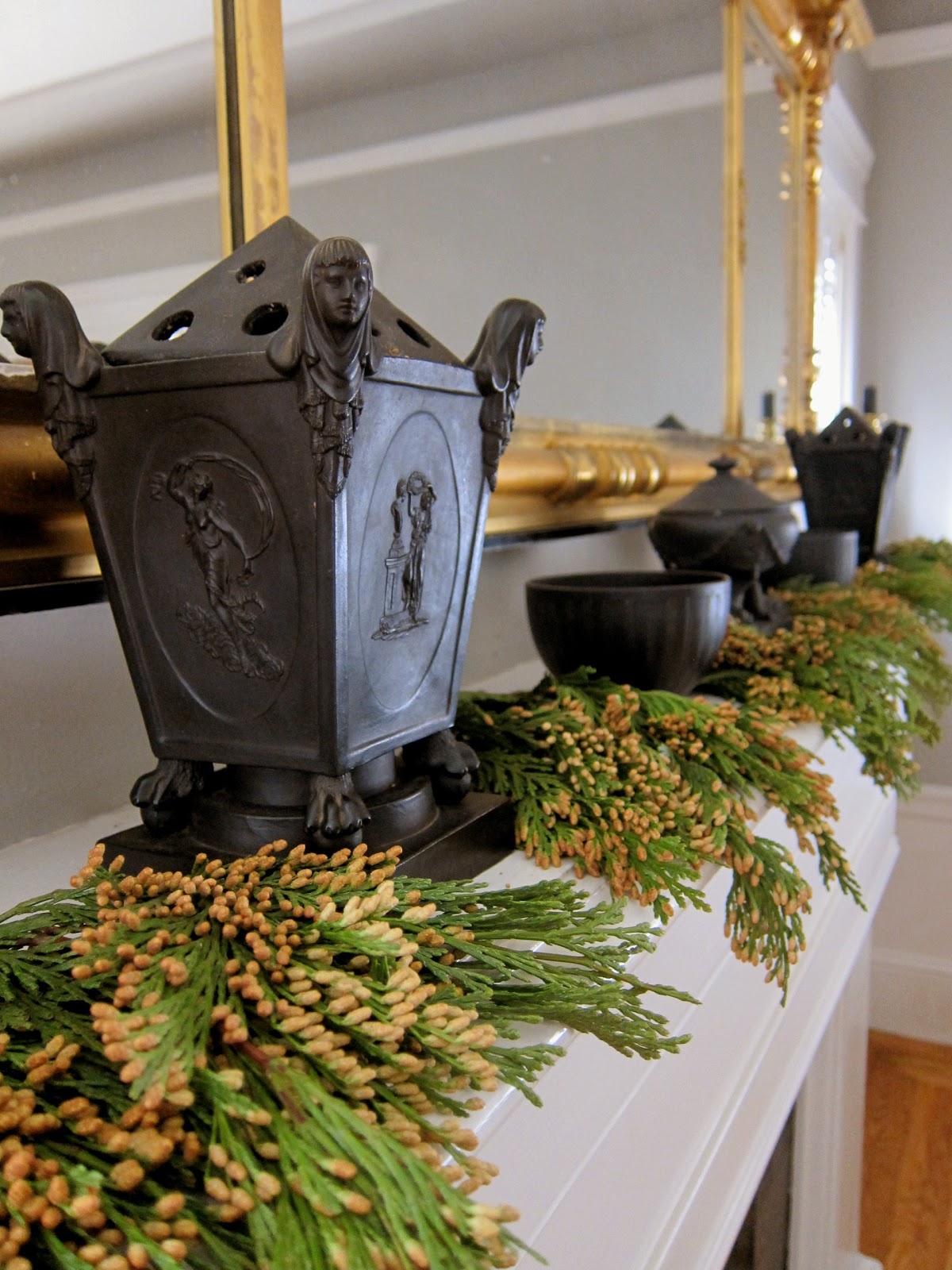 Chronica Domus: Miss Pole's Yuletide Decorating Philosophy