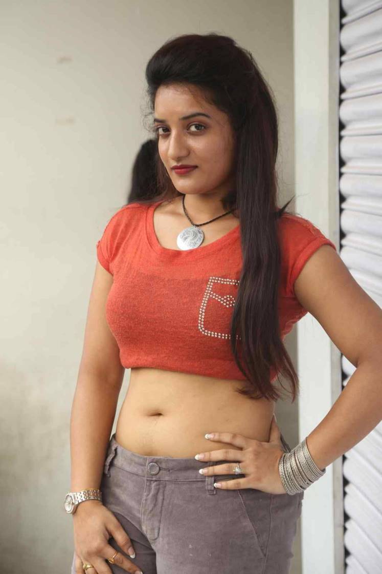 Actress Janani Reddy Expose Deep Navel in Jeans and Top - ACTRESSMAIL