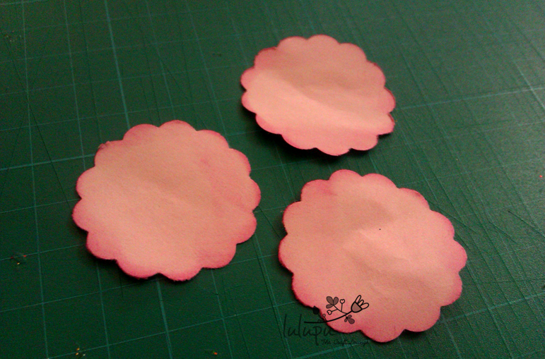 Lulupu - The Craft Lounge: How to: S Shaped Card & Scallop circle flowers