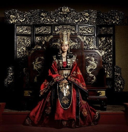 *Foto che illustra gli abiti della regina di Silla,