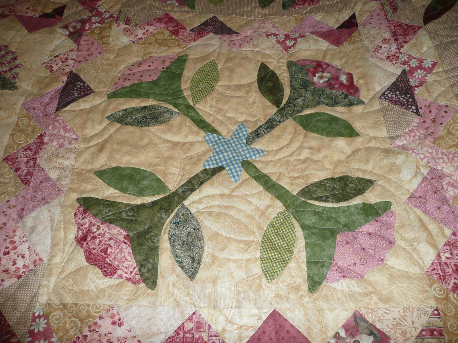 Acorn Ridge Quilting: Donna's Trumpet Vine Quilt