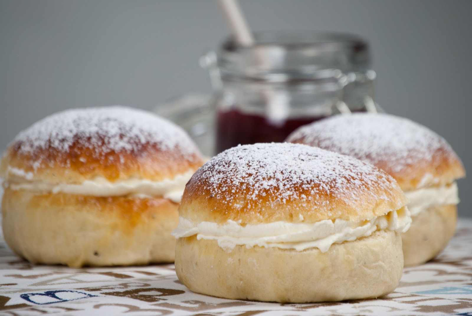 Otra de dulces típicos (laskiaispulla): Excuse me... I can't stand up!