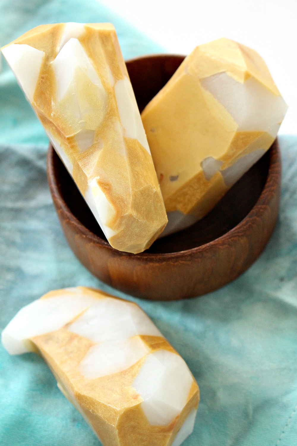 DIY Soap Rocks (Crystal and Gold Vein Variation) | Dans le Lakehouse
