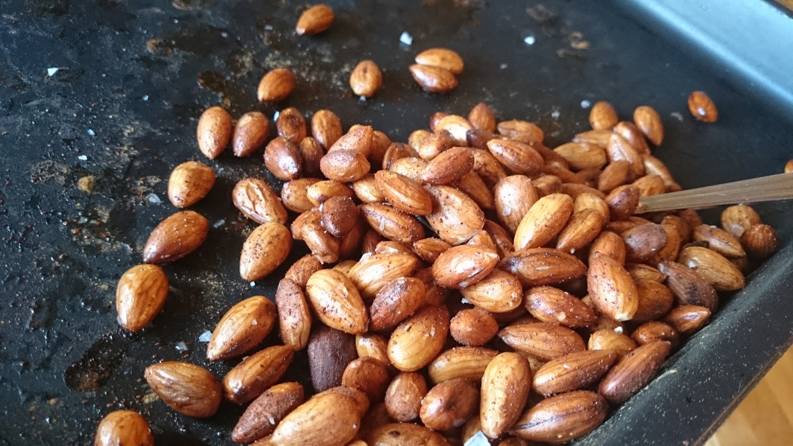 Rostade mandlar med kokosolja, flingsalt och kanel