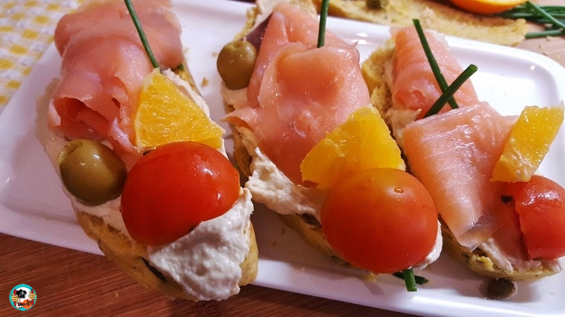 Pinchos de salmón con pan encurtido - ¡Huele Bien!