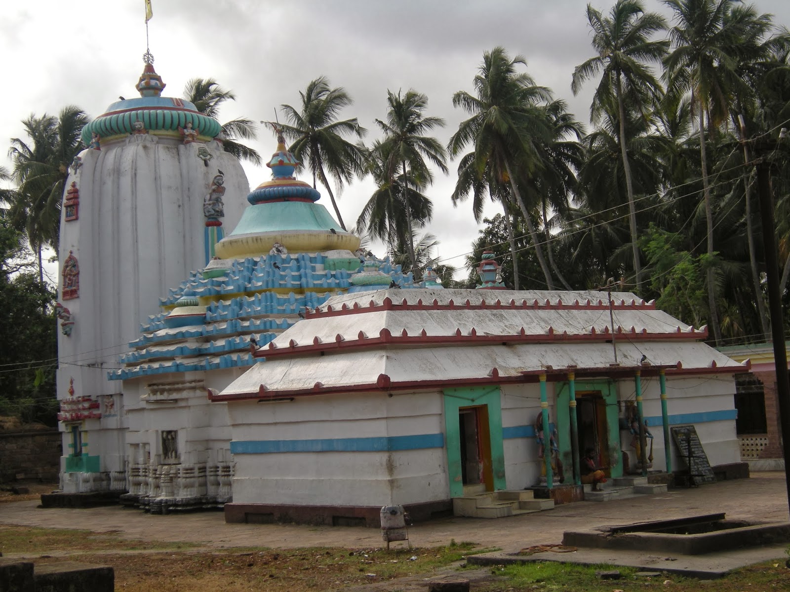 Pictures of attractions in Puri and around: Alarnath Temple