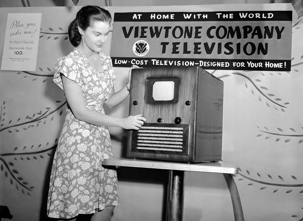 JoshuaAndAndrew: 1945: Television Hits The Post-War Market
