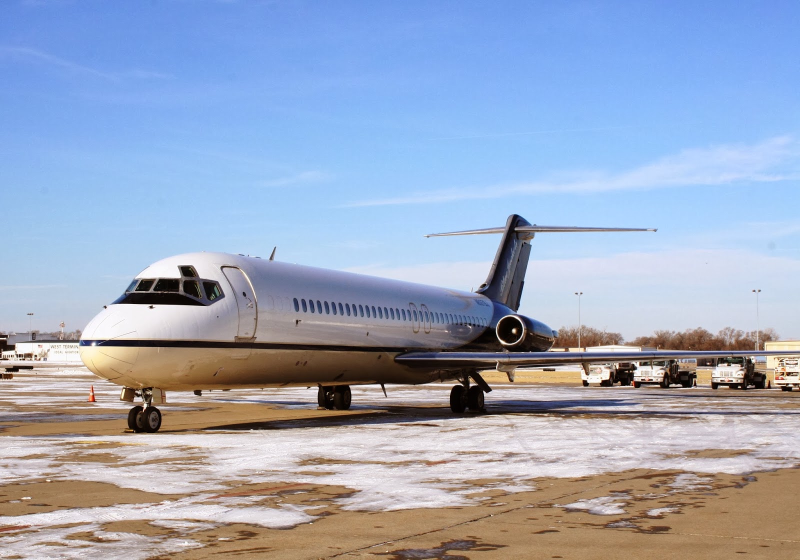 The Aero Experience: Sightings: Columbus Blue Jackets DC-9-32 in St. Louis