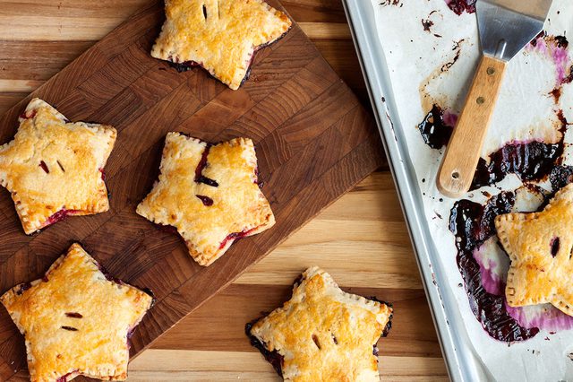 Instructions to Make Star-Shaped Berry Hand Pies