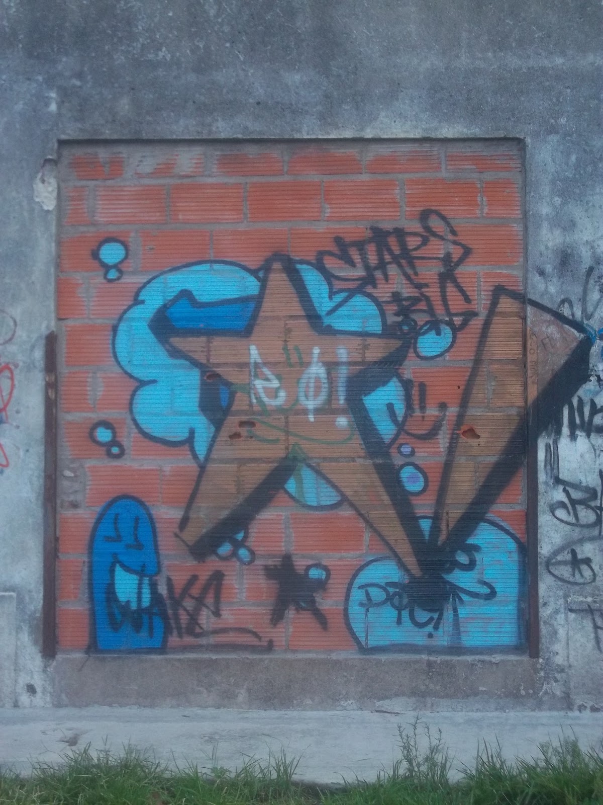 COSAS VARIAS: dos graffitis y dos stencils en lomas de zamora y banfield