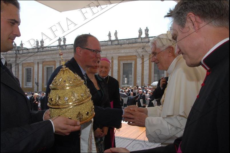 Bento XVI ganha uma Tiara (triregnum) em nome da unidade dos cristãos!