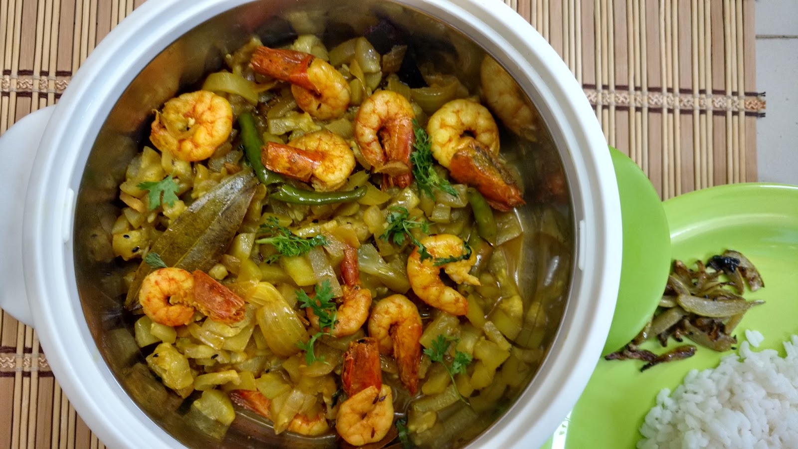 Lau Chingri - Authentic Bengali style Bottle gourd Prawn Curry ...