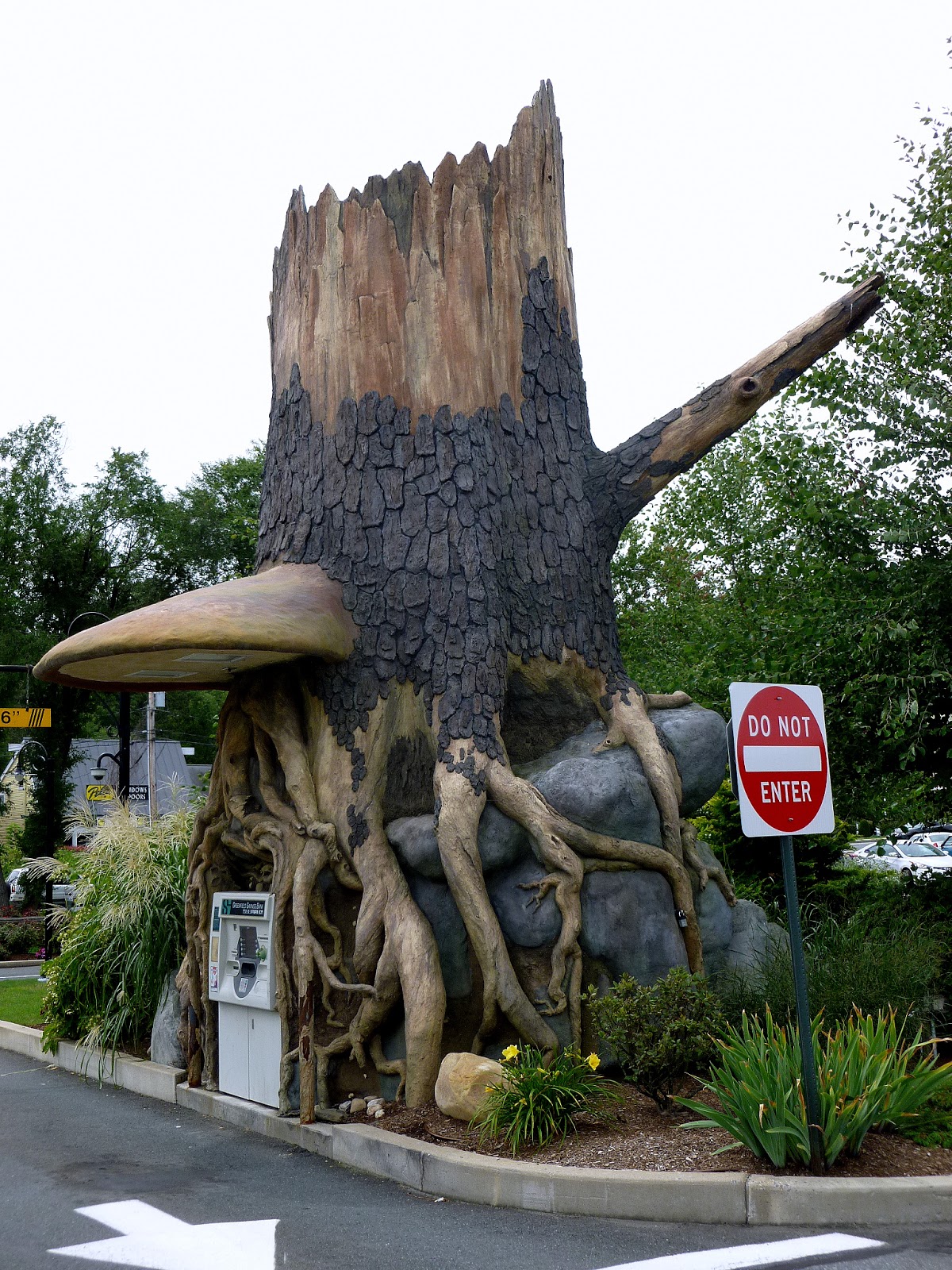 Photo-ops: Roadside Attractions: Tree Trunk ATM - Greenfield, MA