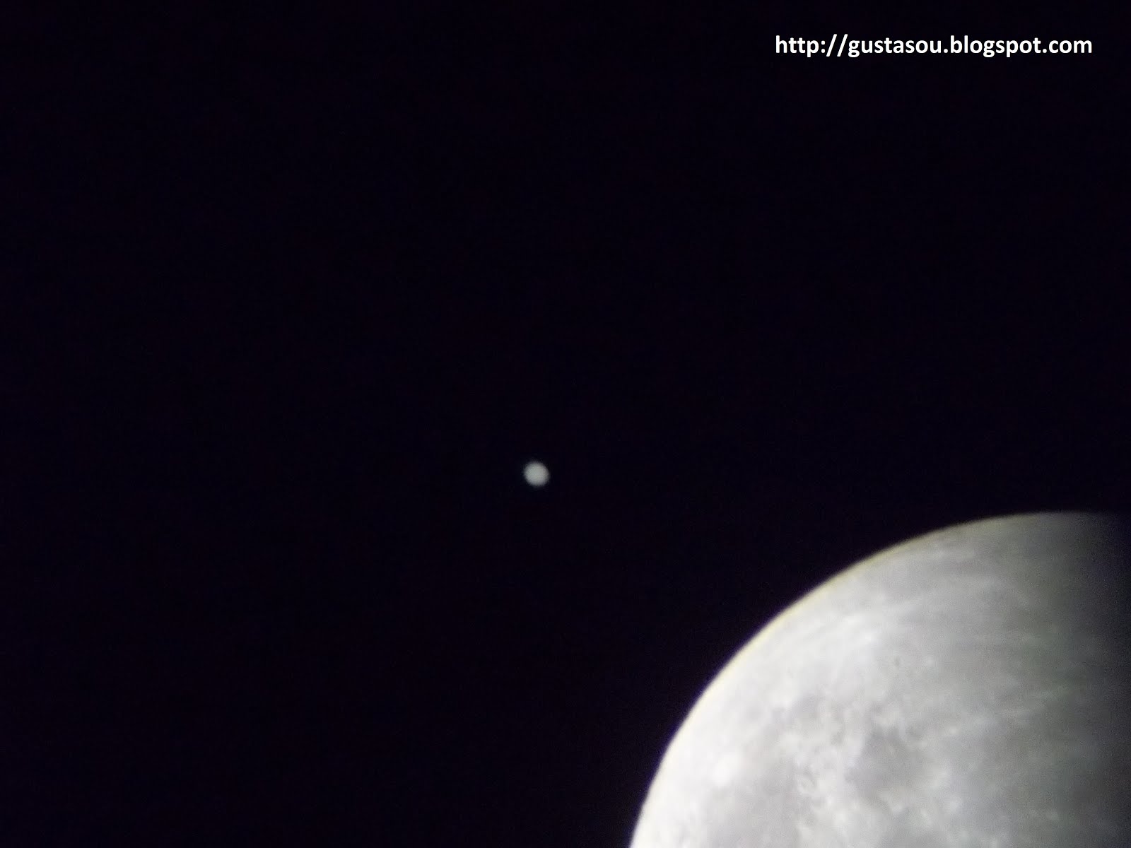 Imagens da Lua e Júpiter tiradas a partir de um telescópio refrator de ...
