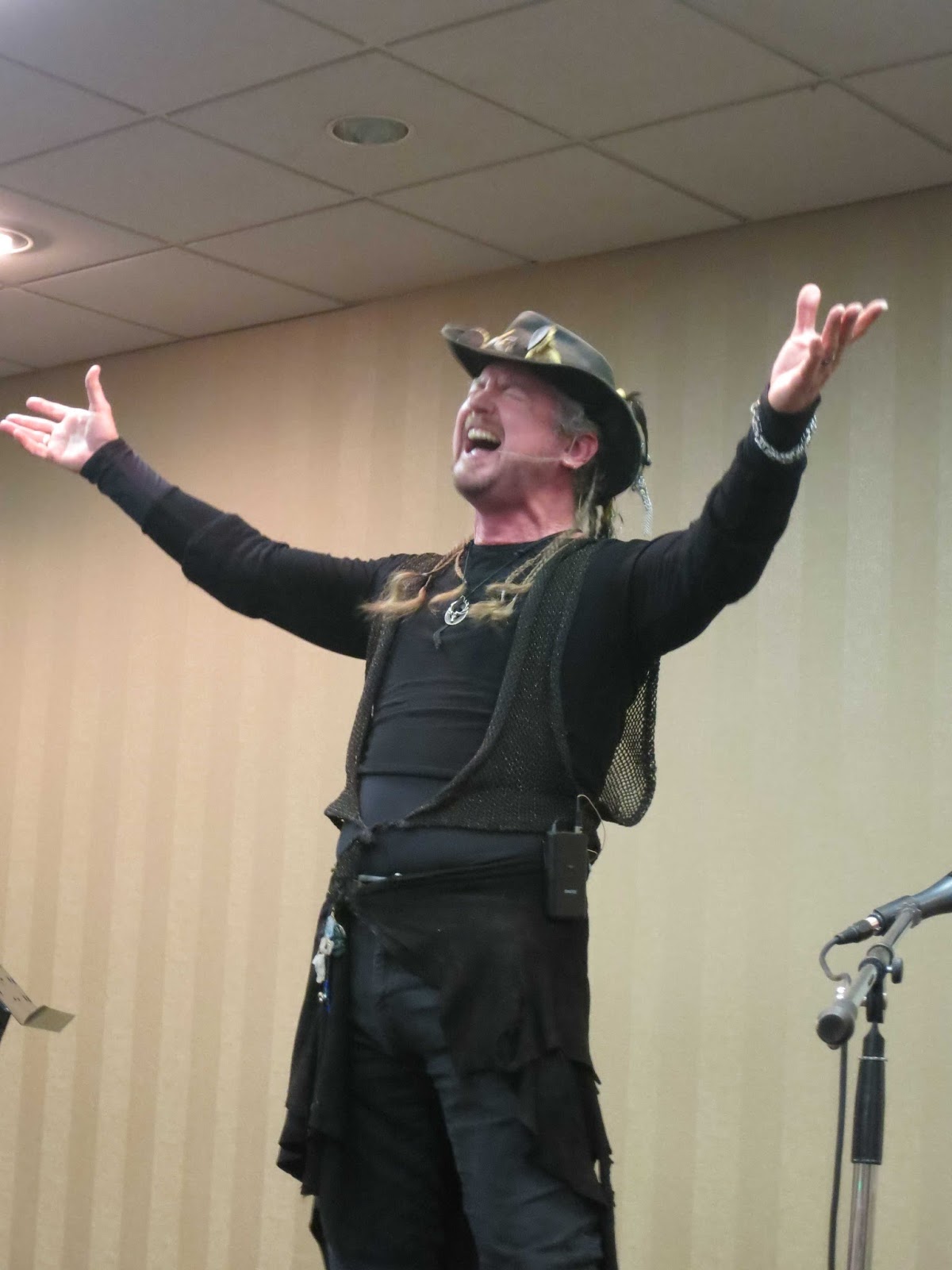 The ZehnKatzen Times: OryCon 39: Alexander James Adams In Performance