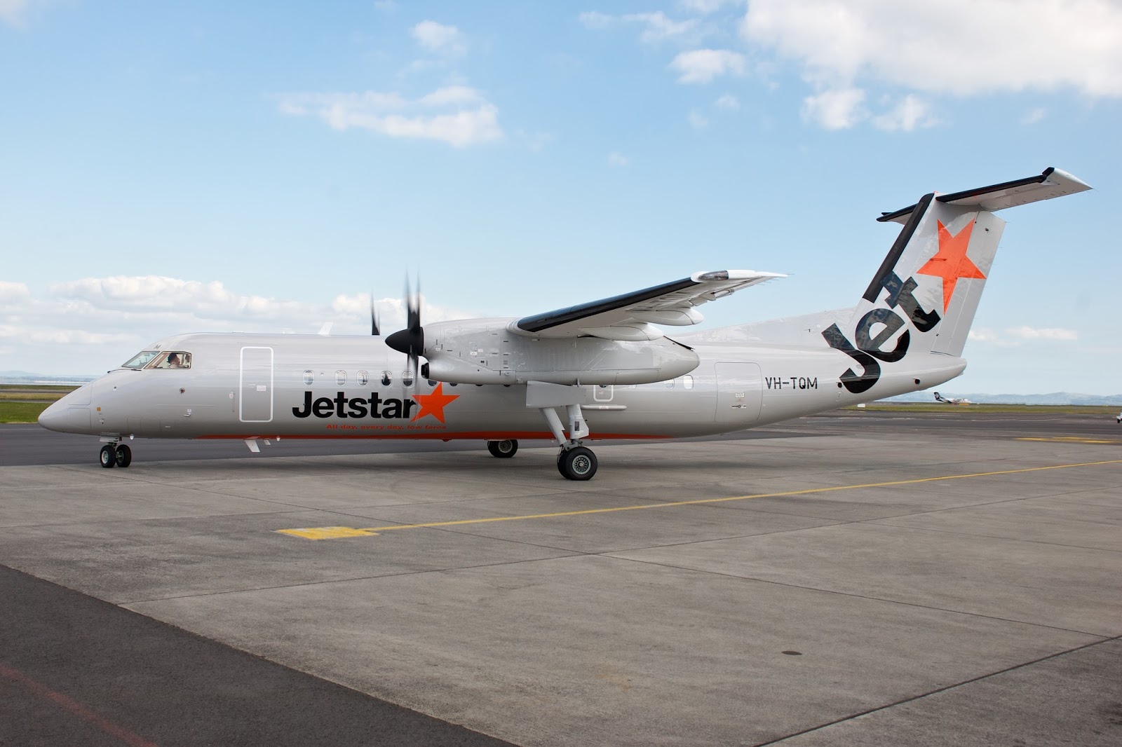 Aviationshotz: Jetstar Regional Q300 Arrives in New Zealand - VH-TQM
