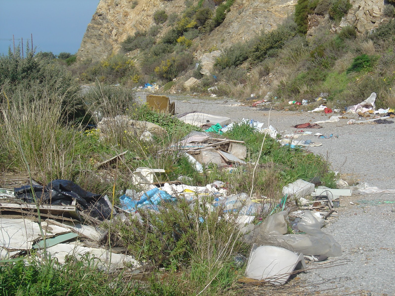 ELIKA-MARATHIAS: ΣΚΟΥΠΙΔΙΑ ΔΙΠΛΑ ΣΤΟΝ ΚΕΝΤΡΙΚΟ ΔΡΟΜΟ ΕΛΙΚΑΣ-ΝΕΑΠΟΛΗΣ=