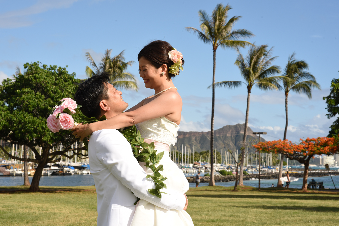 Honolulu Weddings: Ryuji and Kayo Magic Island Wedding Photos