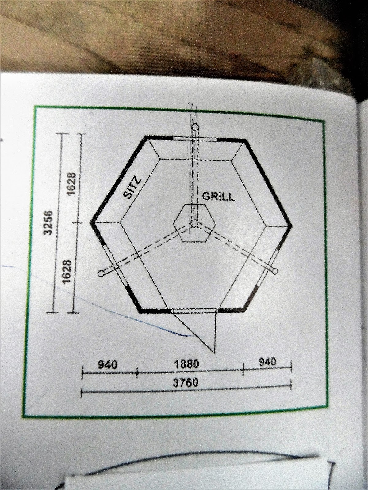 Heidis grüne Ecke: Plan für ein Kräuterhaus und 1. Phase der Umsetzung