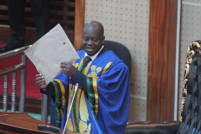 Picha: Mpambe wa Rais akiingia bungeni na bahasha yenye jina la Waziri ...