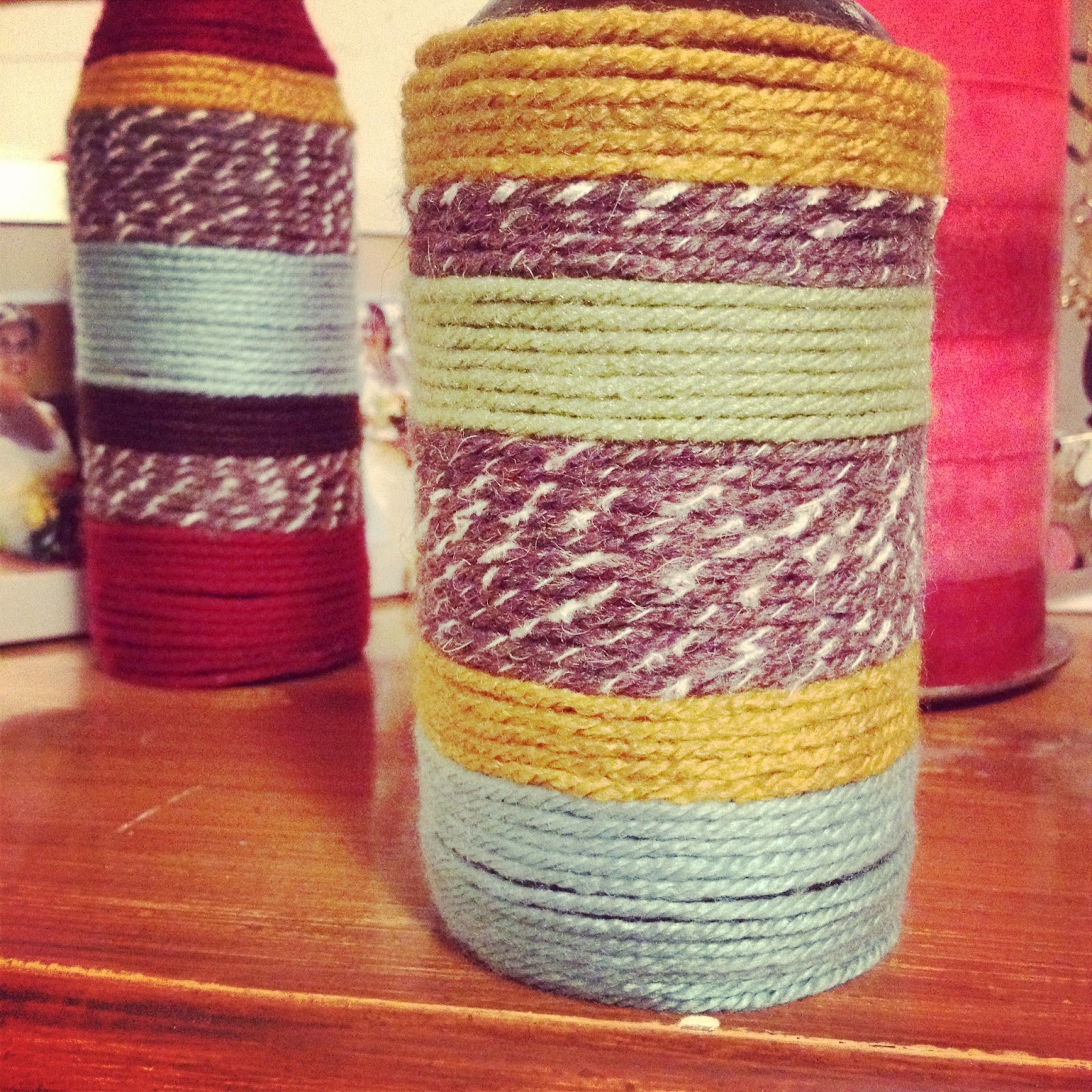 Crafternoon Delight: DIY: yarn bottle vases