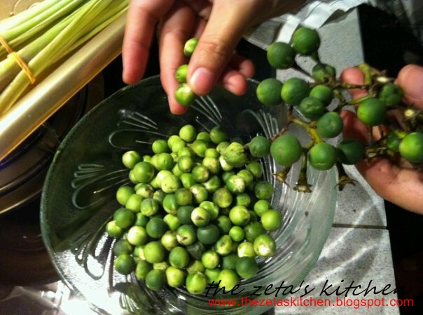 The Zeta's Kitchen: Chicken In Siamese Gravy (Gulai Siam Ayam)