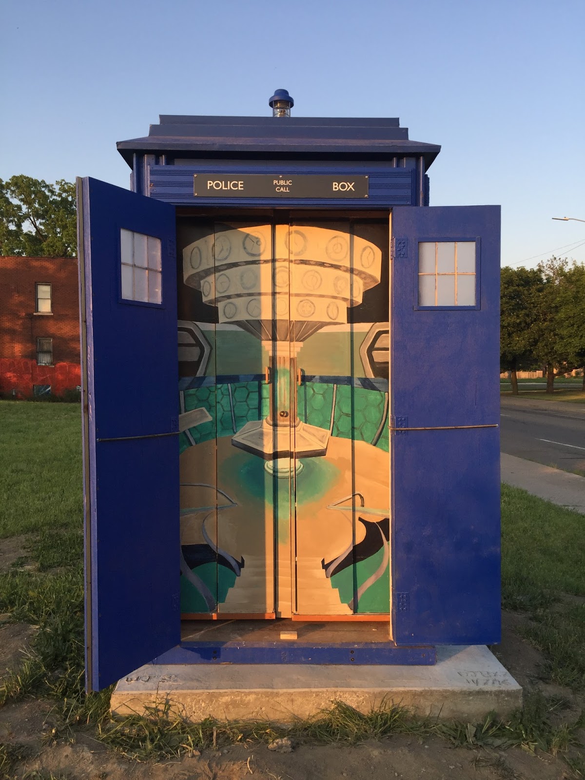 Tardis de Doctor Who vira minibiblioteca livre em vizinhança de Detroit ...