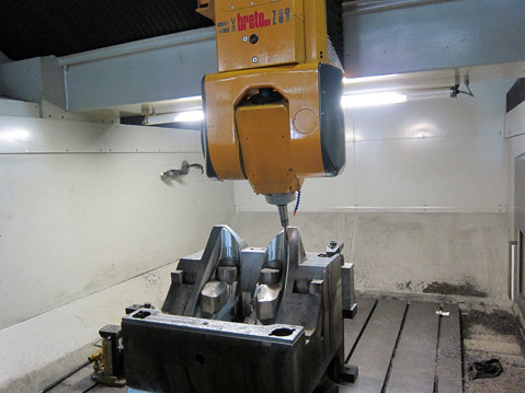 Centri di lavoro Breton MATRIX 800 e 1000 mentre lavorano stampi ...