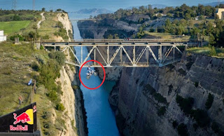 In-fo-Stires: ΑΠΙΣΤΕΥΤΟ! Έκανε άλμα με τη μηχανή του πάνω από τον ΙΣΘΜΟ ...