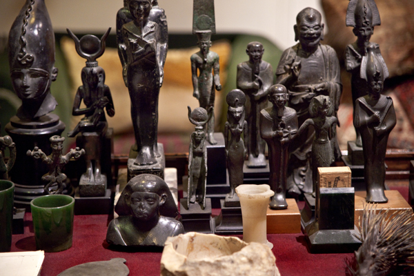 ARTS&FOOD®™: Sigmund Freud's Study and Desk - Full of Art Objects ...